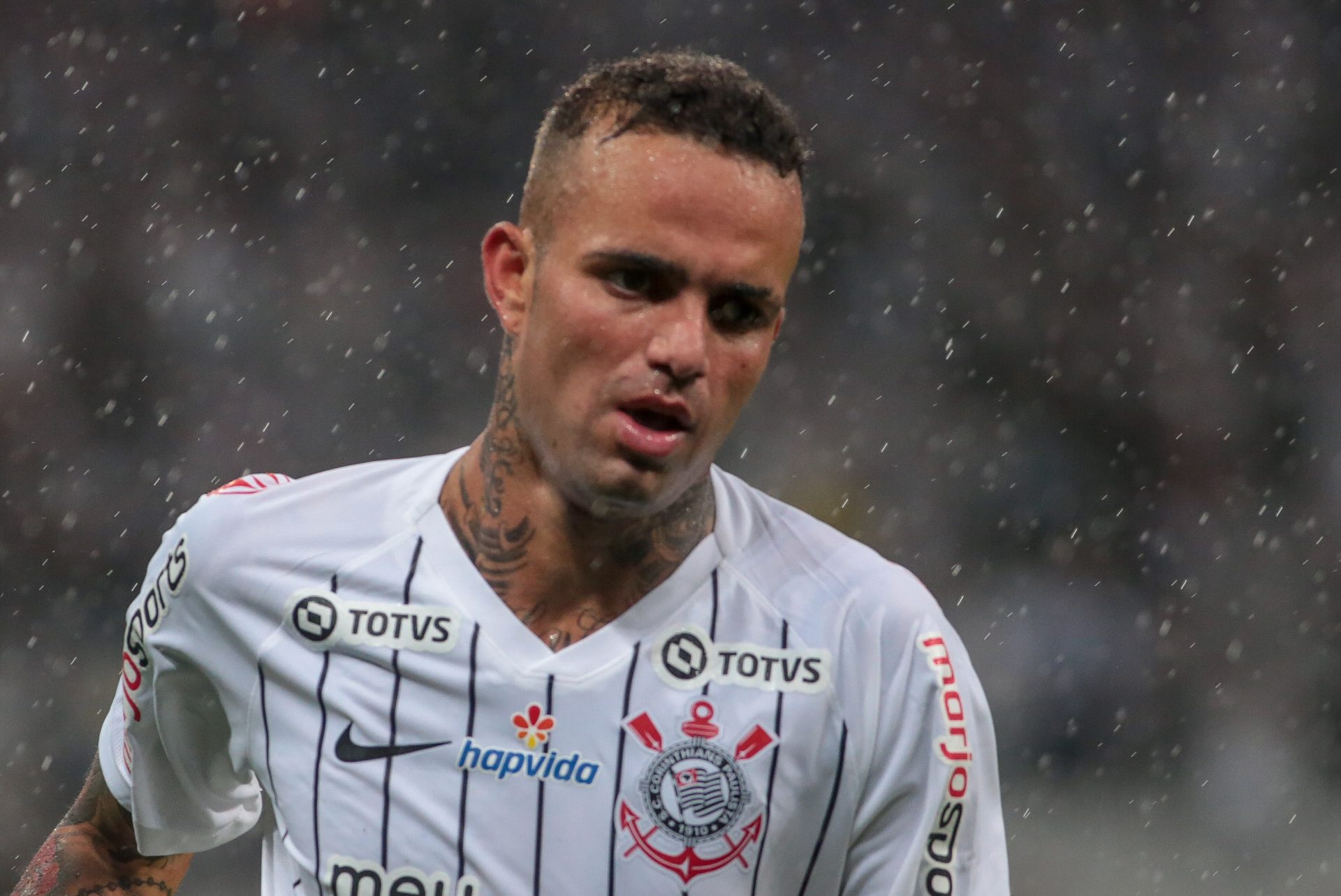 Torcida do Corinthians 'espanca' Luan ao encontrar jogador em motel com ...