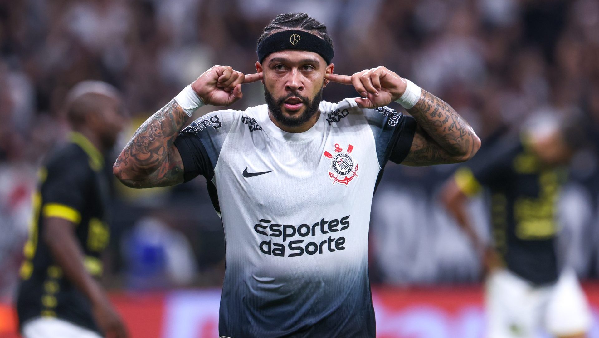 CLIMÃO! Torcida Organizada do Corinthians cobra Memphis Depay no CT